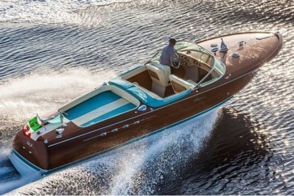 Riva: barche italiane lussuose e senza tempo
